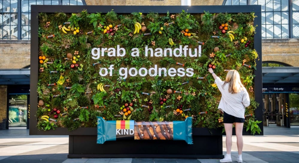 Kind Snacks tung ra billboard quảng cáo “tươi” siêu ấn tượng